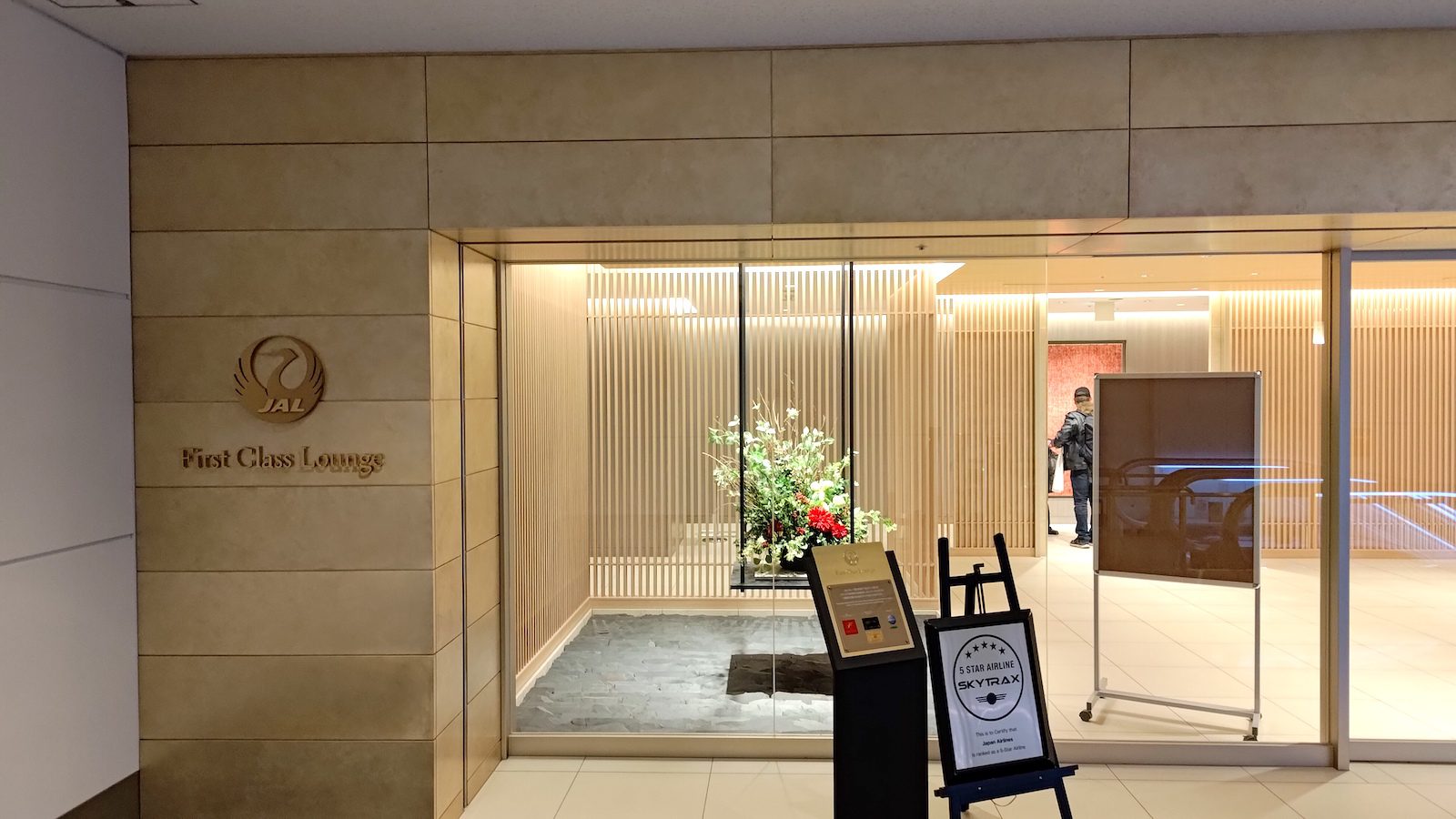 Japan Airlines First Class Lounge in Haneda is amazing - Fly for Points