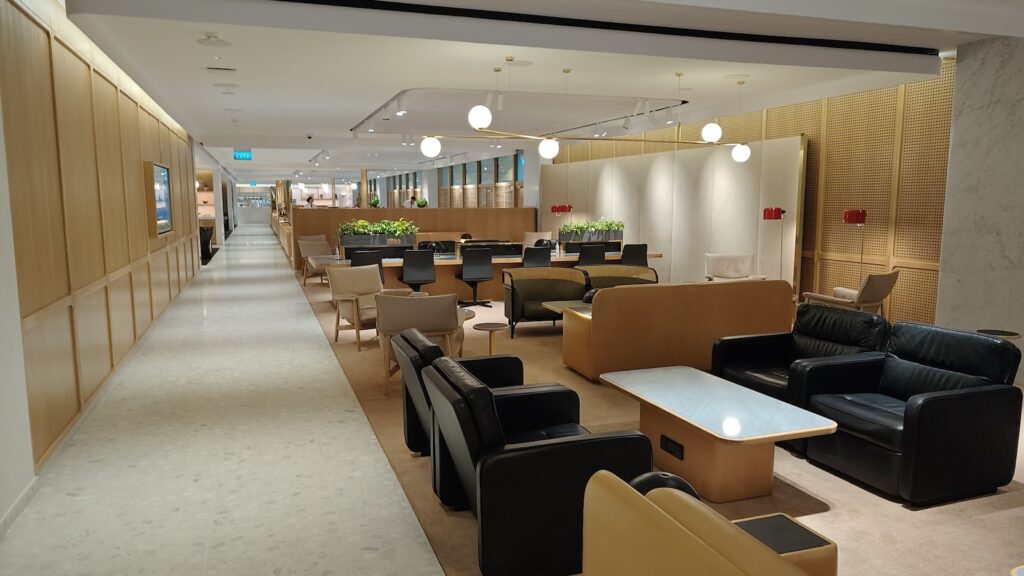 Qantas First Class Lounge in Singapore is Fantastic! - Fly for Points